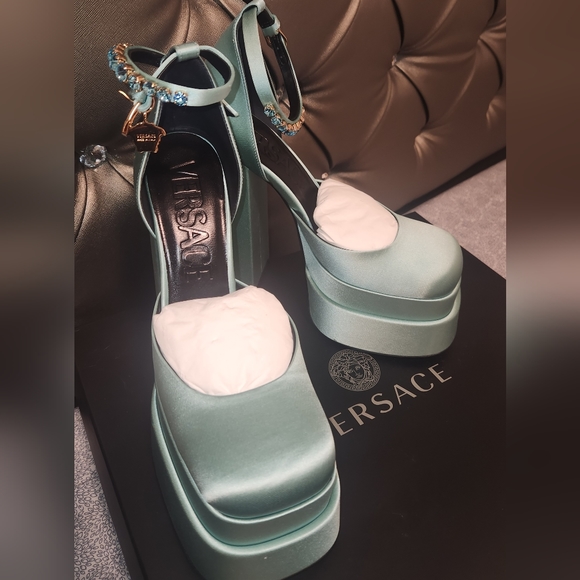 Versace | Shoes | Versace Aevitas Platform Pumps Closed Toe In Forget ...